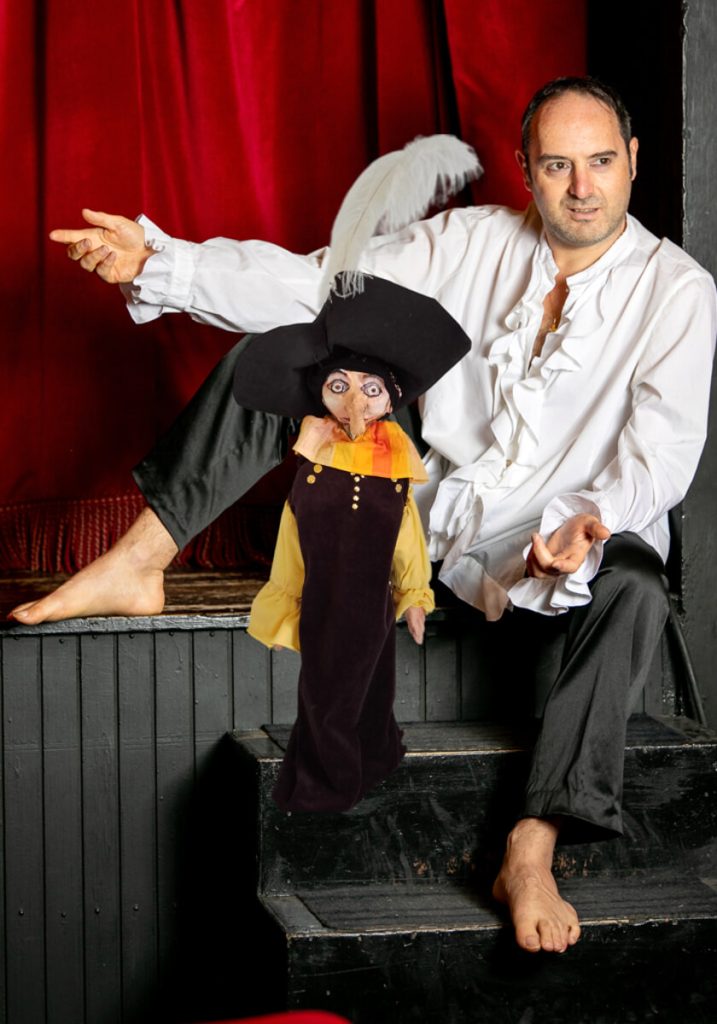 Marco Predieri è "Il costruttore di Valigie" nella vivace regia di ...