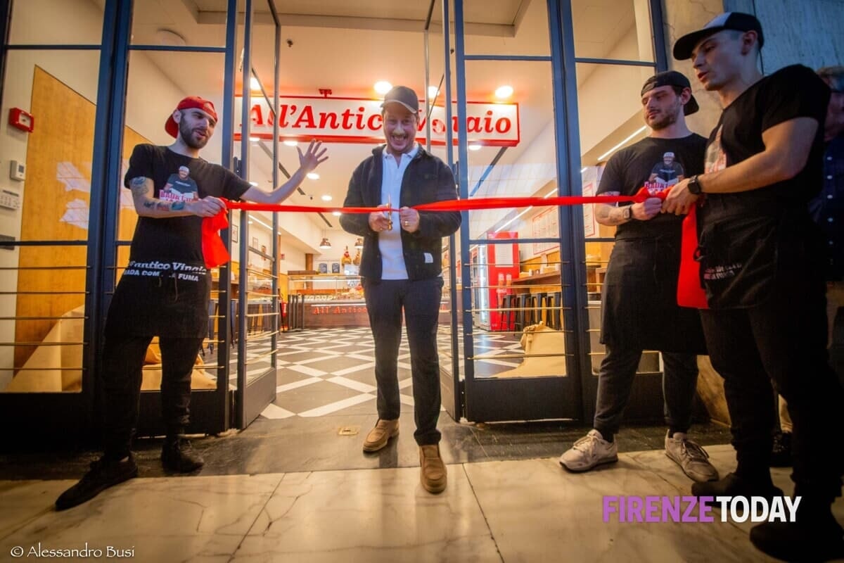 Antico Vinaio, gran folla all'apertura del negozio di Santa Maria ...