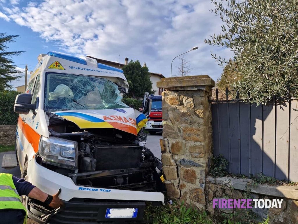 Grave incidente stradale: coinvolta un'ambulanza / FOTO ... Grave incidente stradale: coinvolta un'ambulanza / FOTO ...